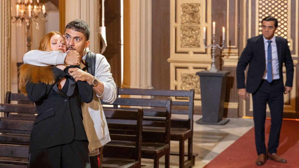 Foto: Em Fuzuê, Merreca (Ruan Aguiar) aponta arma para Preciosa (Marina ...