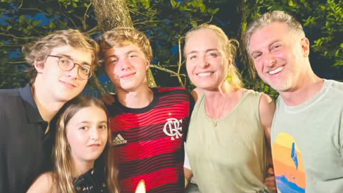 Foto: Bolo temático, show de rapper e mais: os detalhes da festa de 16 ...