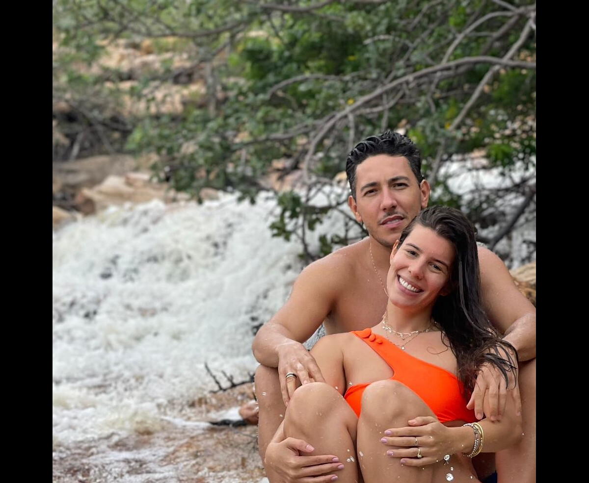 Foto: Irmão de Simone e Simaria, Caio Mendes subiu ao altar nesta quarta-feira (29) com Mayara ...