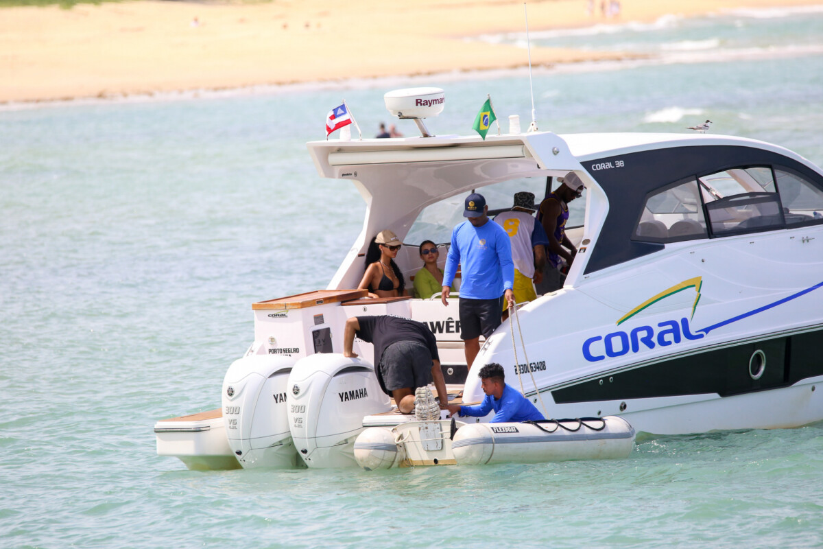Foto: Lewis Hamilton e a modelo Juliana Nalú durante passeio de lancha ...