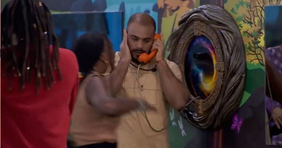 'BBB 24': Marcus Vinicius atende ao Big Fone, esconde imunidade e ...