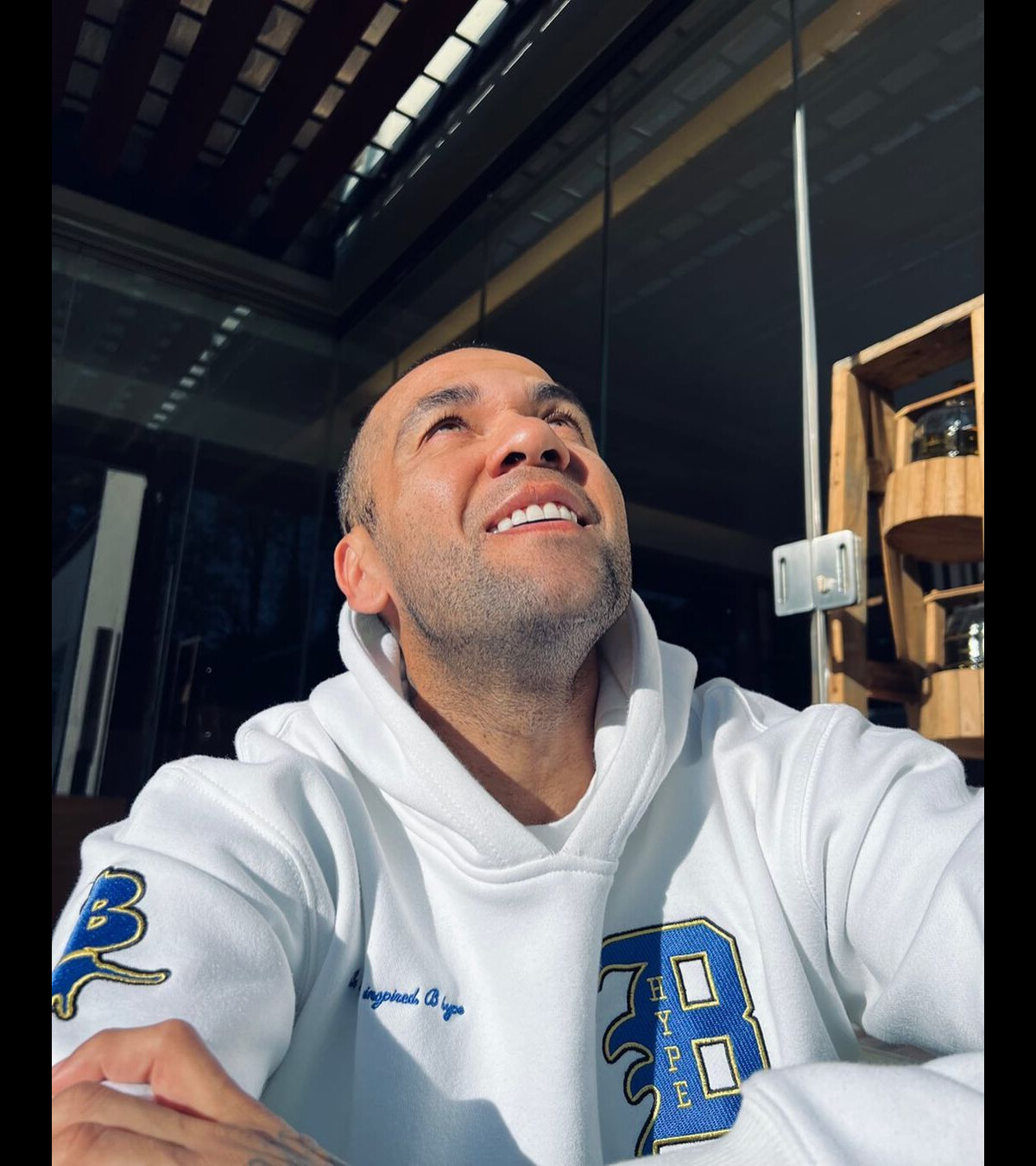 Foto: Daniel Alves já apresentou cinco versões diferentes e nunca ...