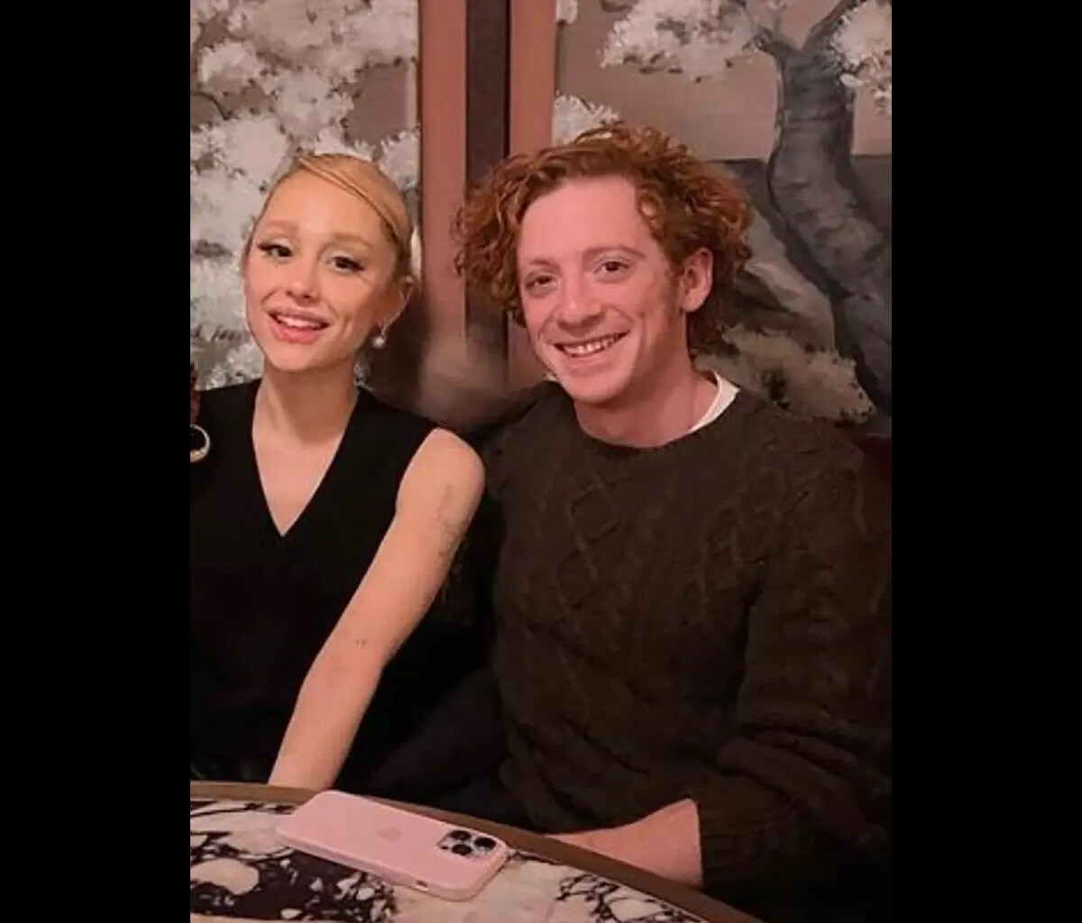 Foto: Ariana Grande estaria namorando Ethan Slater, com quem atuou em 'Wicked' - Purepeople