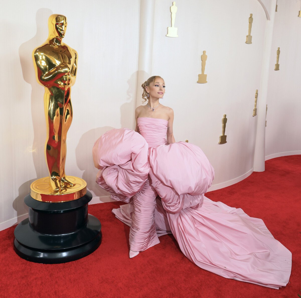 Foto: Ariana Grande escolheu um vestido de alta costura para o Oscar ...