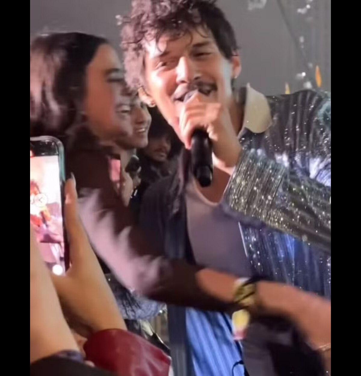 Foto: Bruna Marquezine ganhou abraço de Omar Apollo em show no ...