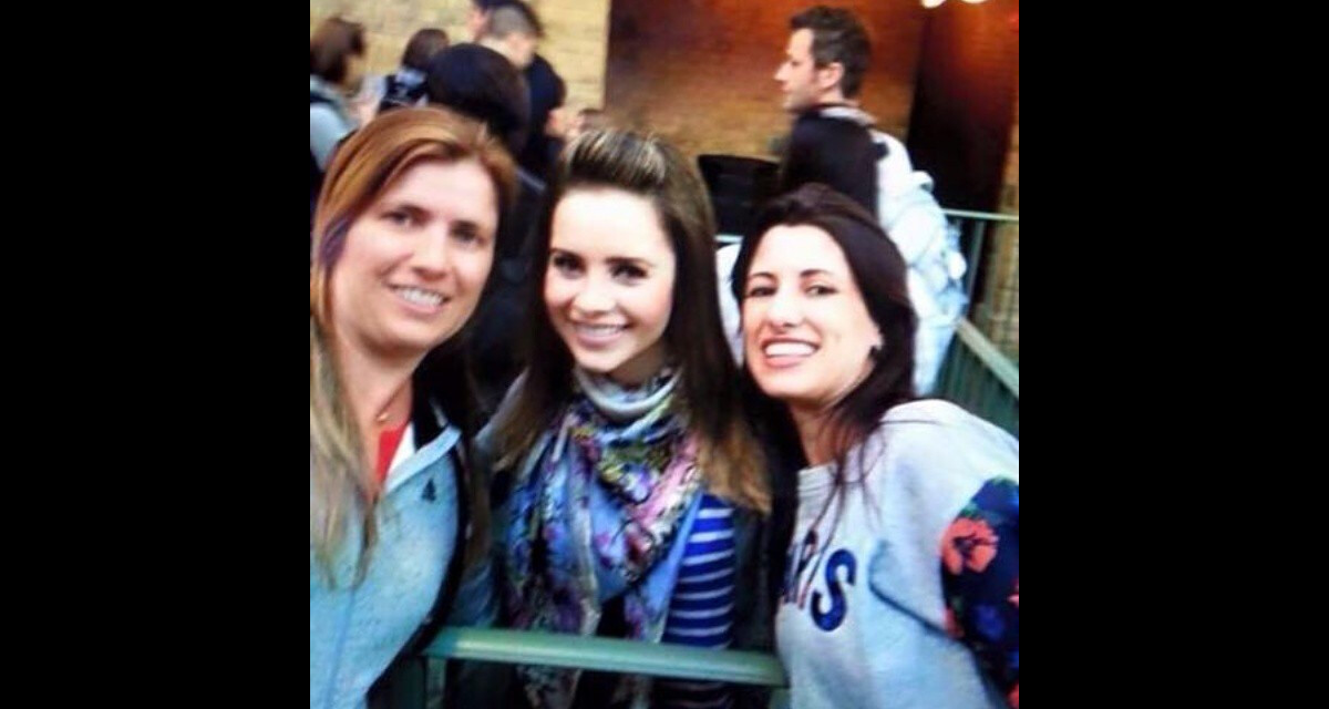 Foto: Sandy tira foto com fãs em Orlando, Estados Unidos, e ganha ...