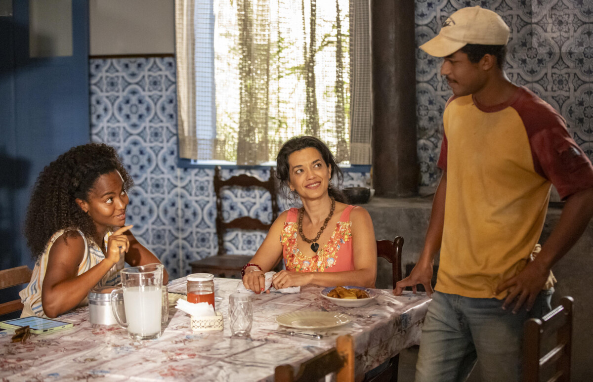 Foto: Em Renascer professora Lu (Eli Ferreira) conta para Morena (Ana Cecilia Costa) que é ...