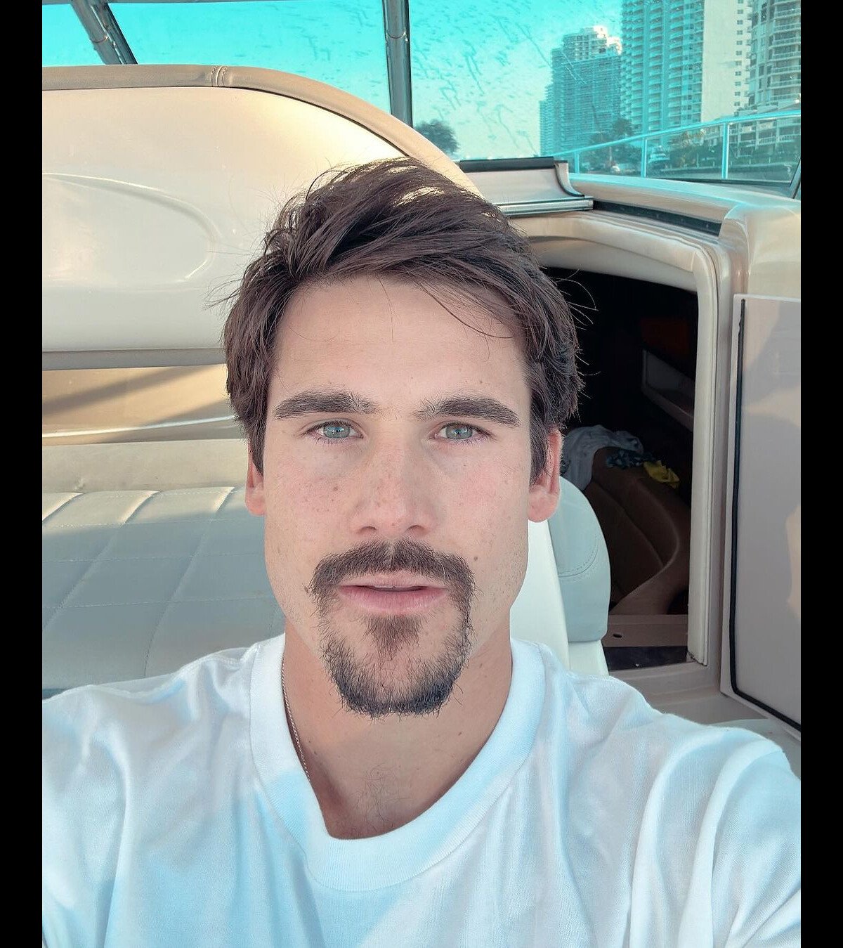 Foto: Nicolas Prattes, 25 anos após estreia em 'Terra Nostra', encanta ...