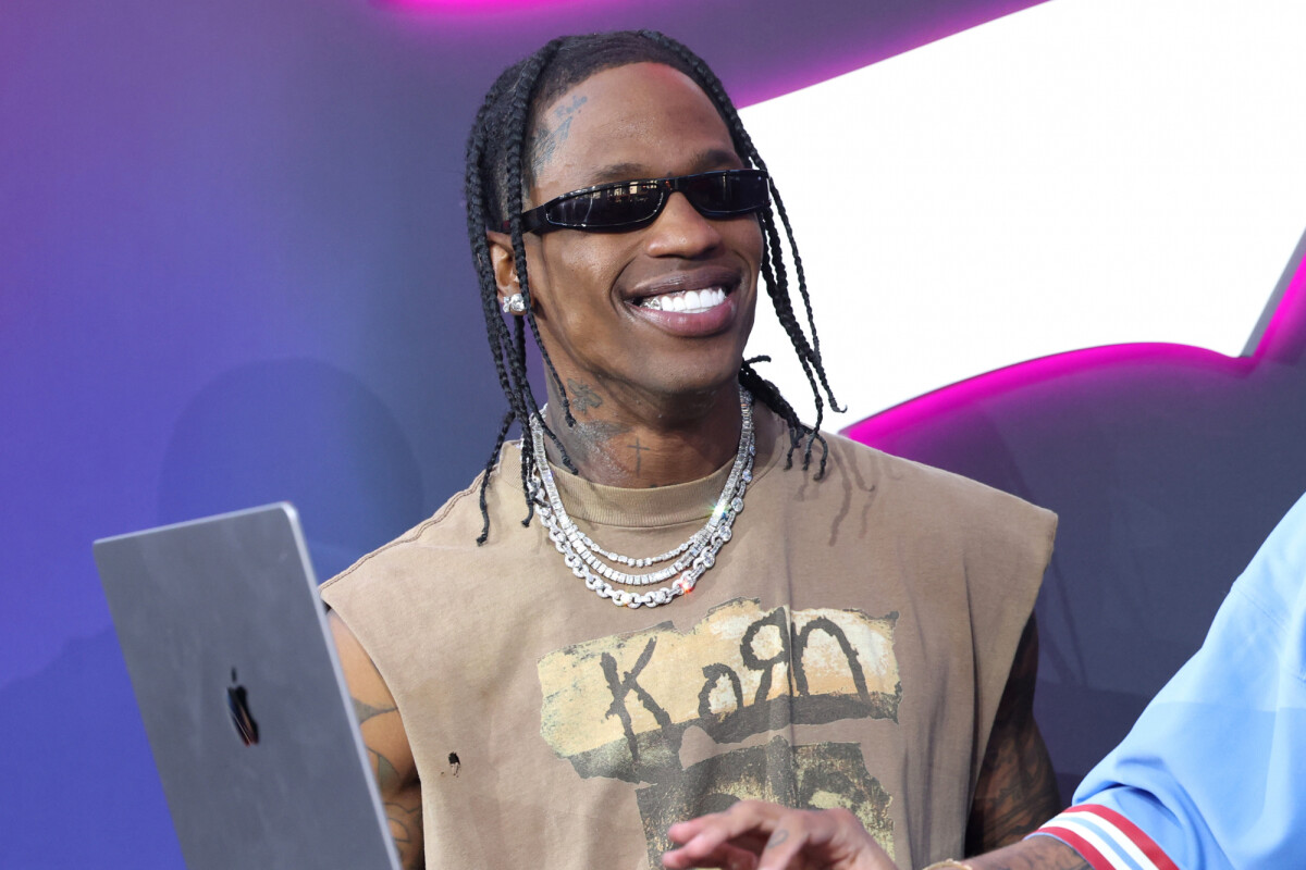 Foto: Travis Scott 'ficou irado, gritando palavrões, saiu e voltou para ...
