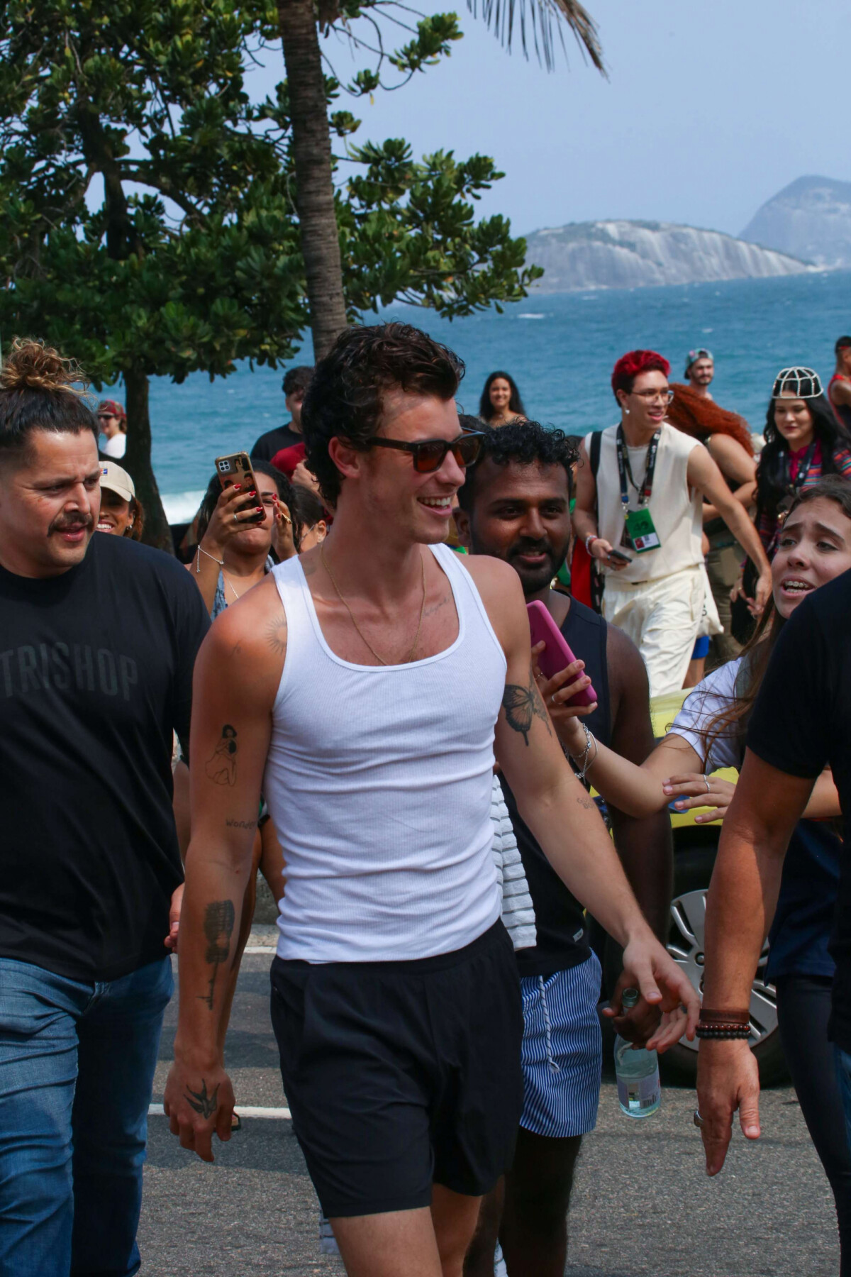 Foto: Usa bermuda e t-shirt branca para ir à praia - Purepeople