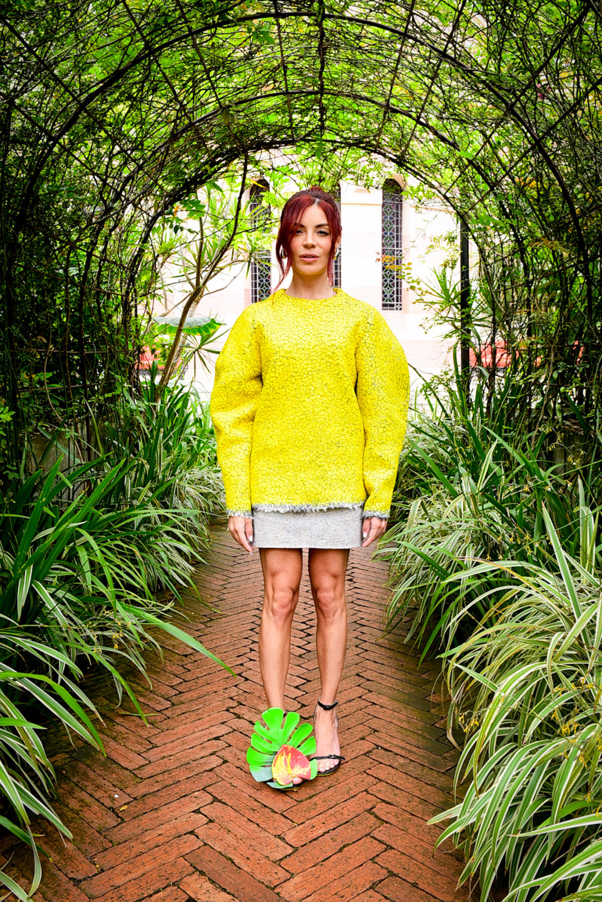 Foto: Para compor o look, Gkay usou uma blusa na cor amarela e uma saia ...