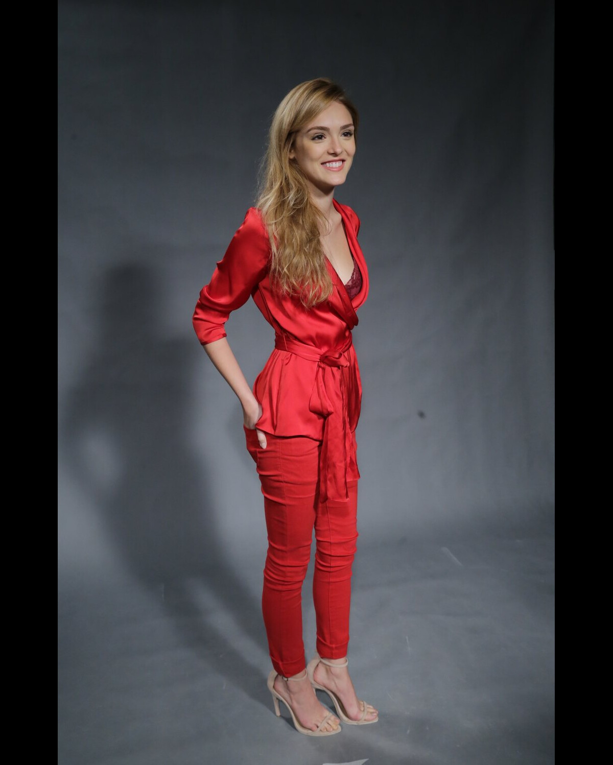 Foto: Isabelle Drummond aposta em look monocromático com blusa de seda ...