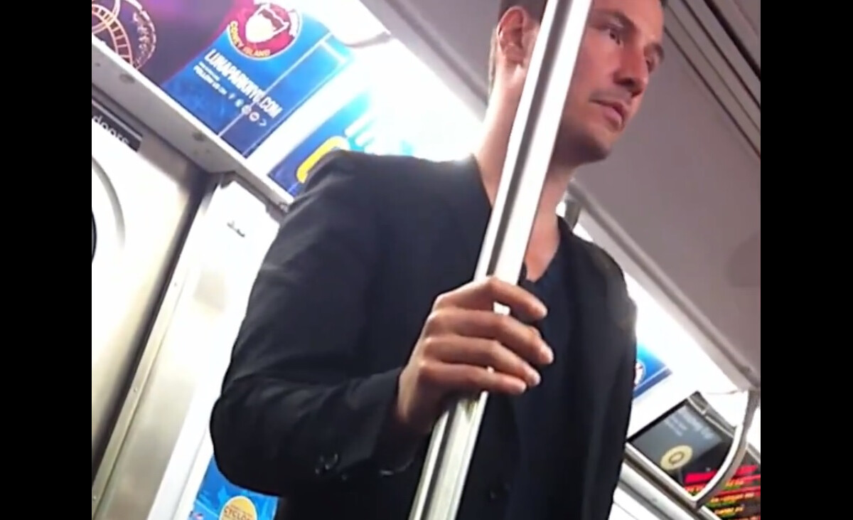 Foto: Keanu Reeves anda de metrô em Nova York - Purepeople