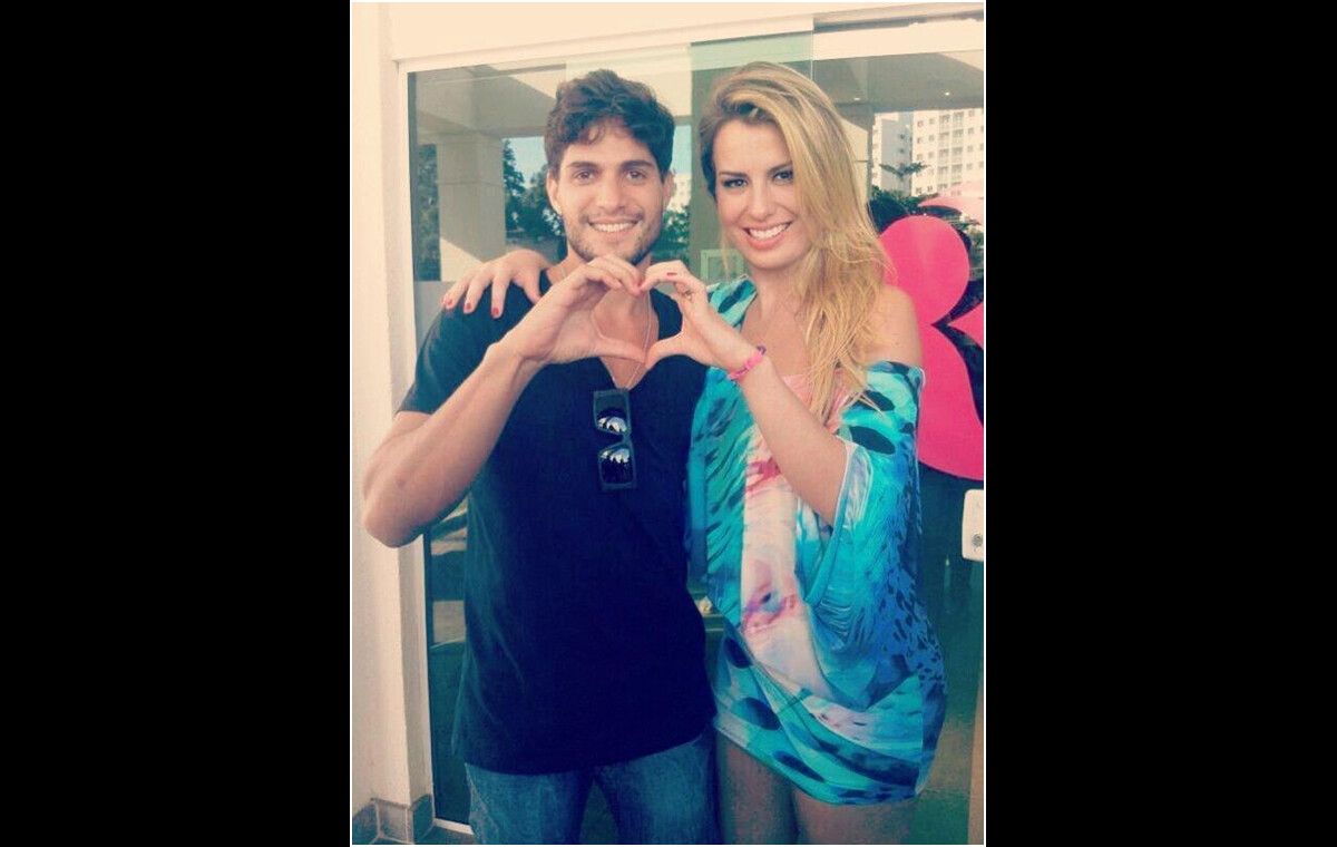 Foto: André Martinelli e Fernanda fazem um coração com a mão - Purepeople