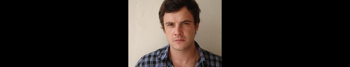 Foto: Sérgio Guizé começou sua carreira artística em 1998, com a peça ...