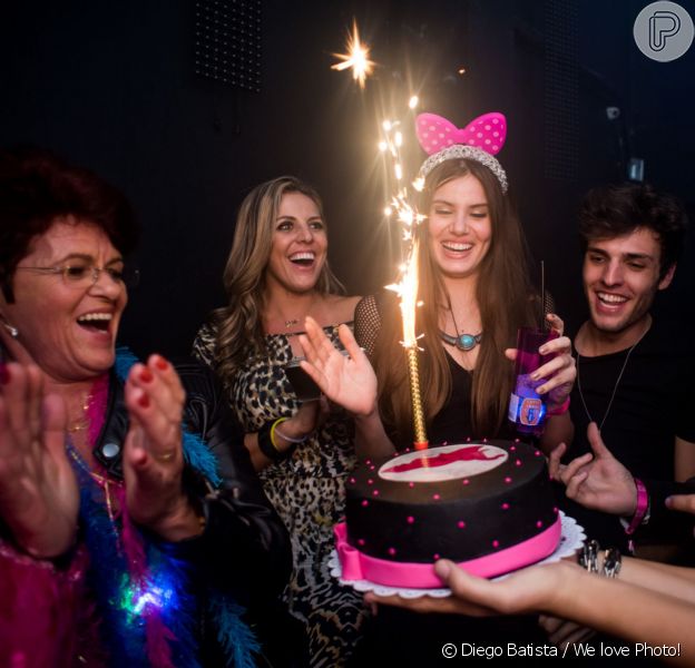 Camila Queiroz celebra aniversário de 22 anos em boate no Rio: 'Que ...