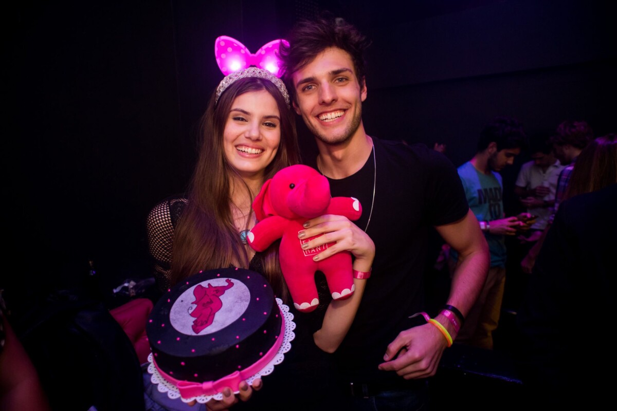 Foto: Camila Queiroz e Lucas Cattani posara com o bolo e um mascote de ...