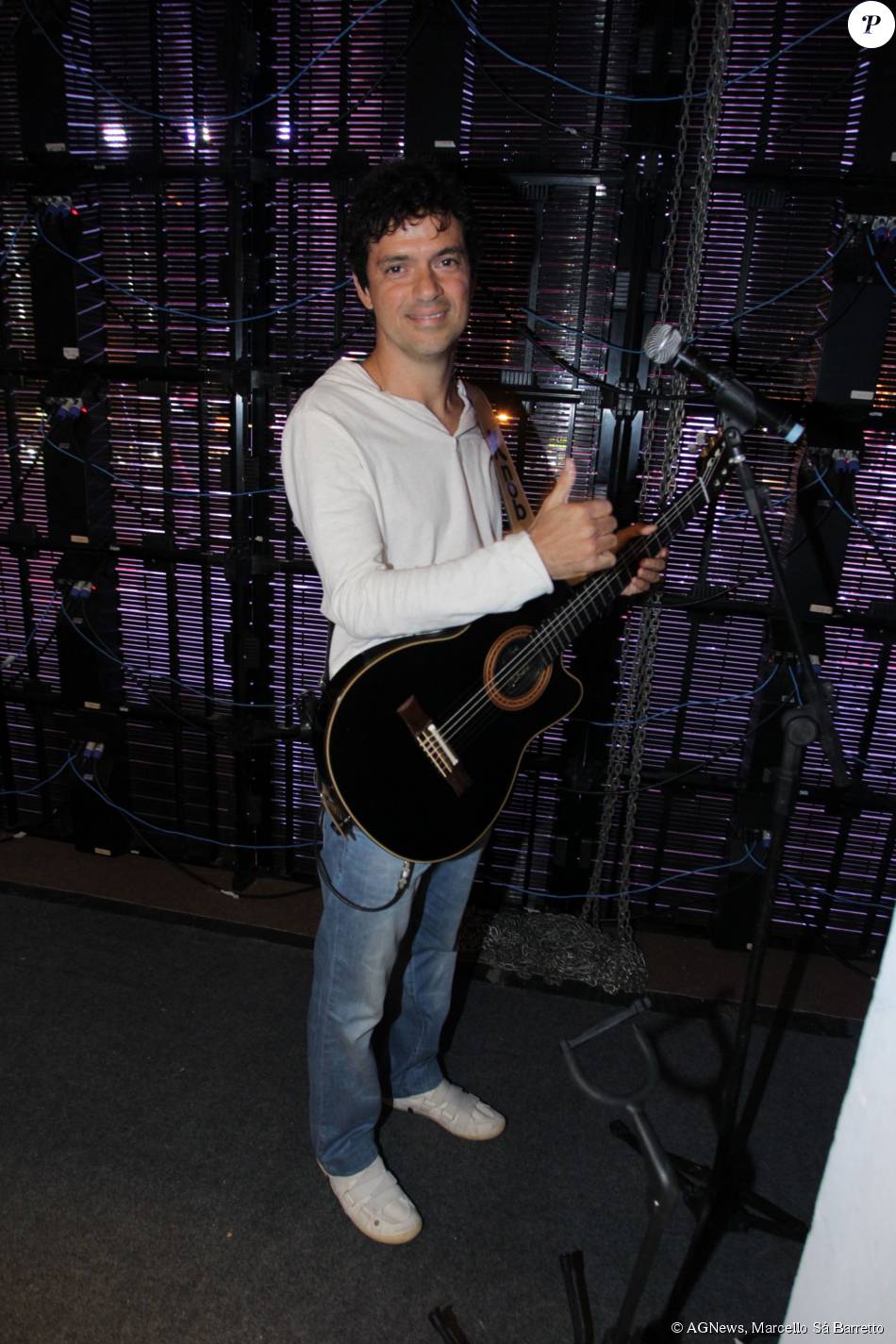 Jorge Vercillo posa para foto durante a festa julina no Retiro dos ...
