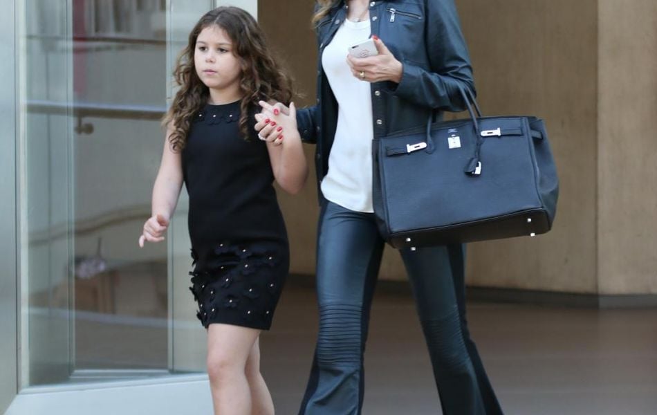 Filha de Ana Furtado e Boninho, Isabella, de 8 anos, passeia com salto ...