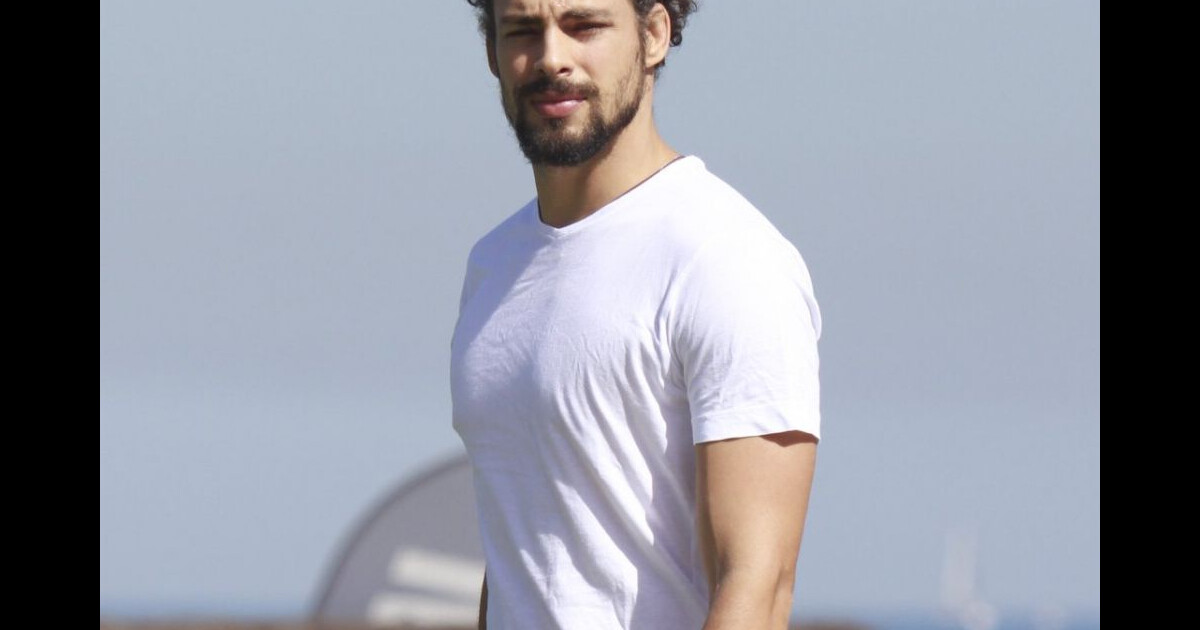 Cauã Reymond é fotografado a caminho da academia, no Rio de Janeiro ...