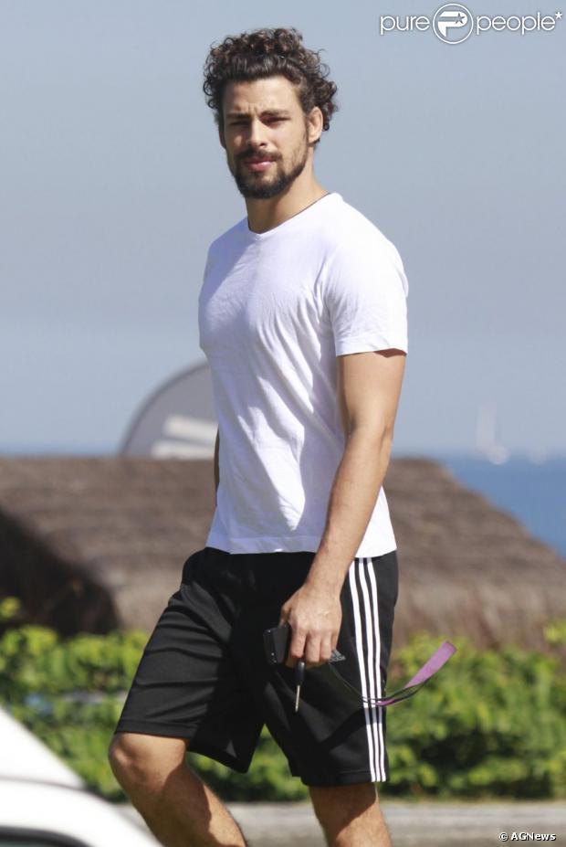 Cauã Reymond é fotografado a caminho da academia, no Rio de Janeiro ...