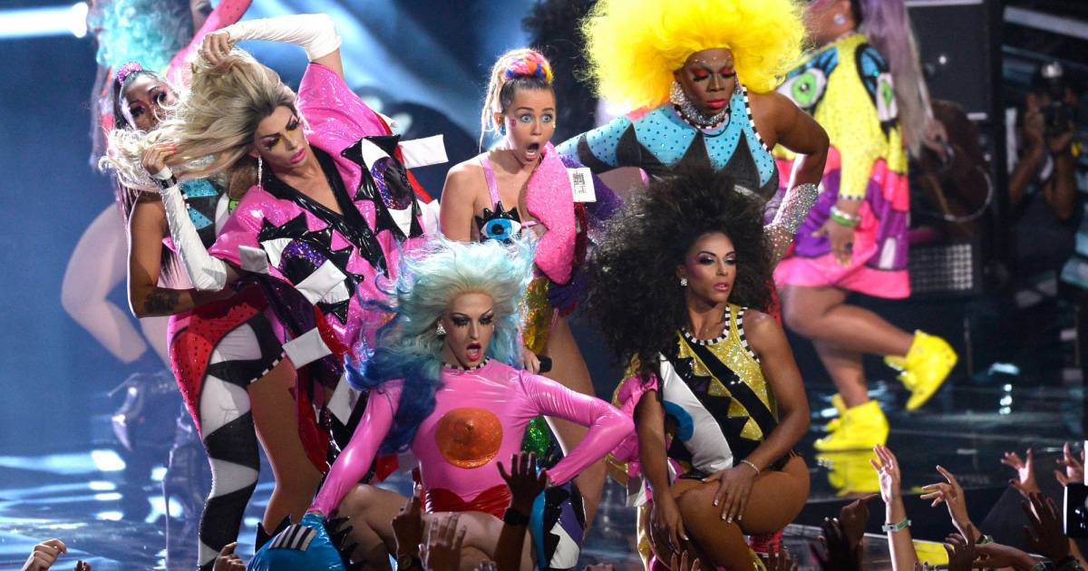 Miley Cyrus se apresentou com um balé de drag queens e cantou e ...