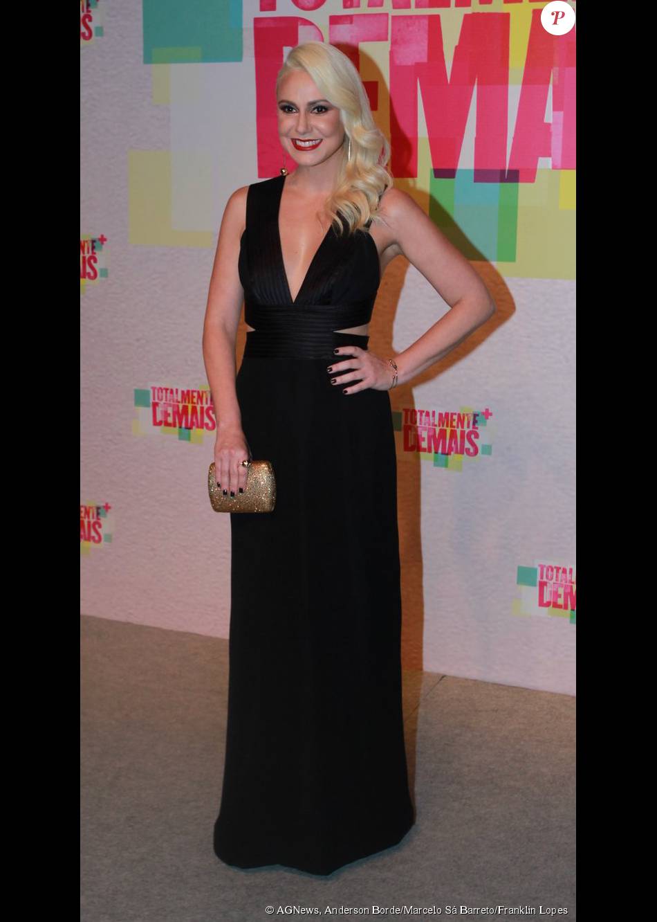 Loira platinada, a atriz Aline Fanju apostou um vestido preto longo ...
