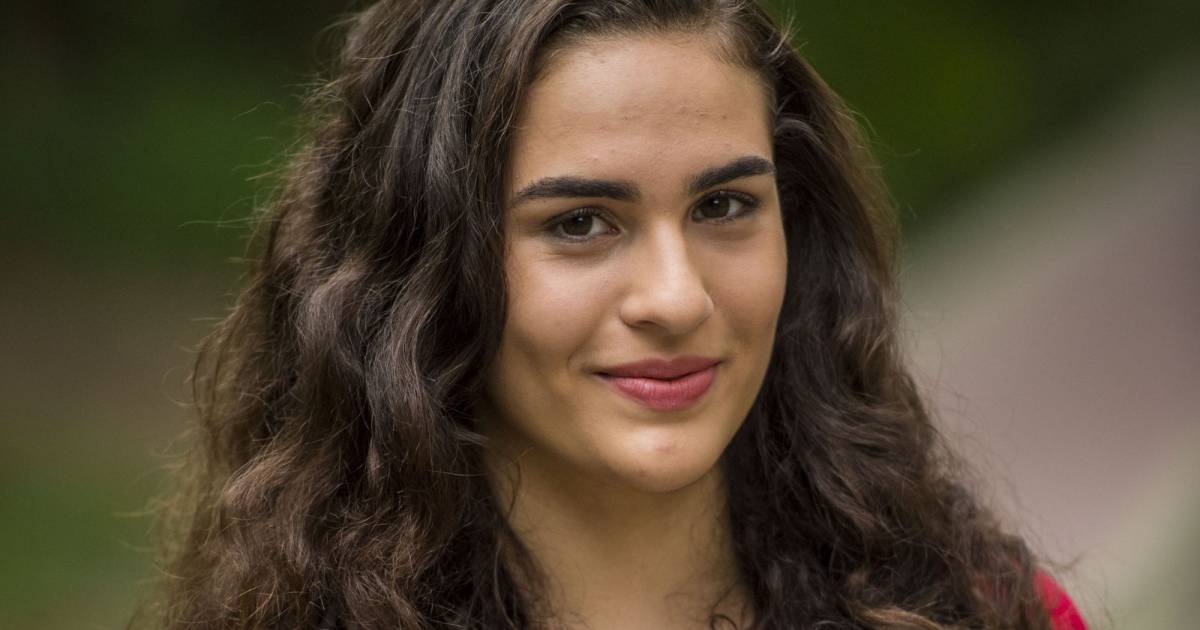 Lívian interpreta a estudante Julia em 'Malhação: Seu Lugar no Mundo' e ...