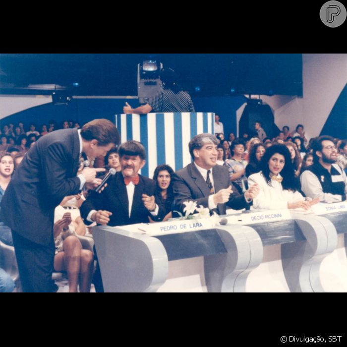 Silvio Santos ao lado dos jurados do 'Show de Calouros' - Purepeople