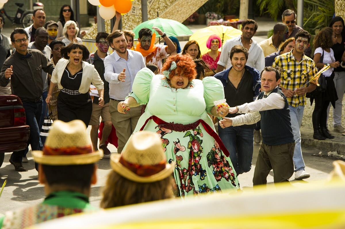 Foto: Todos se assustam quando Dona Redonda (Vera Holtz) começa a ...