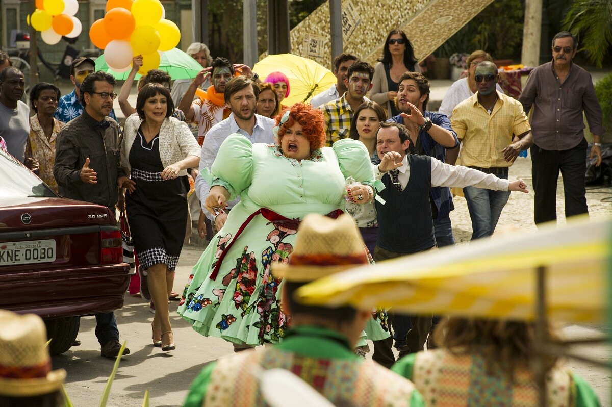 Foto: Dona Redonda (Vera Holtz) come tanto que chega a explodir, em ...