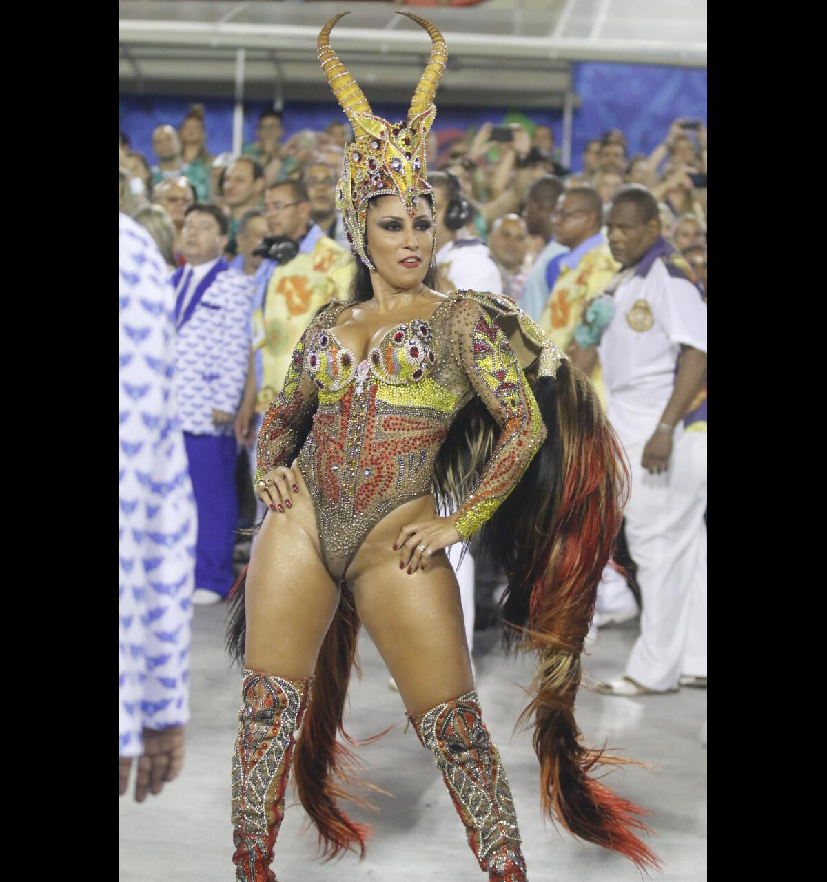 Foto: Patrícia Nery usou um figurino com muitos cristais espalhados pela fantasia vermelho e ...