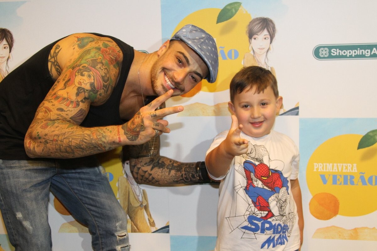Foto: Felipe Titto atende fã mirim em defsile em shopping de São Paulo ...