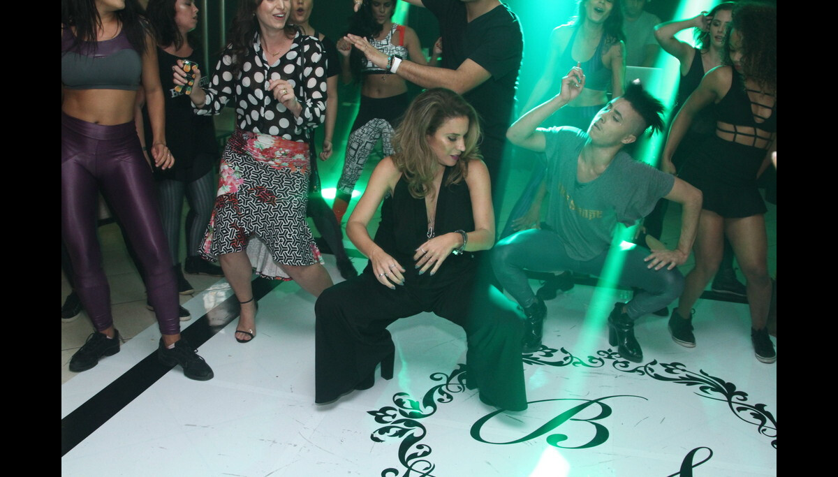 Foto: Maíra Charken se divertiu na pista de dança e foi até o chão ...