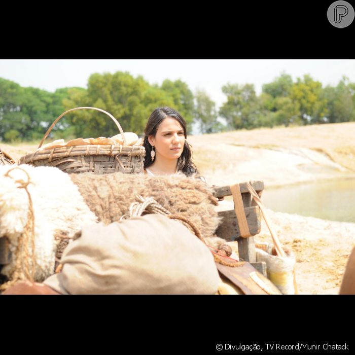 Ao fugir, Adira (Rayana Carvalho) esbarra com Oren (Alexandre Barros) e ...