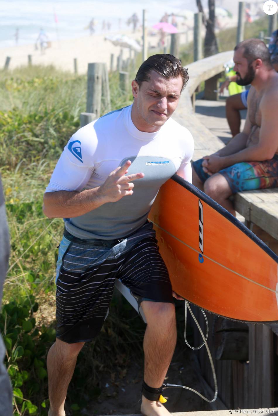Klebber Toledo acena para fotógrafo ao deixar praia do Rio, nesta sexta ...