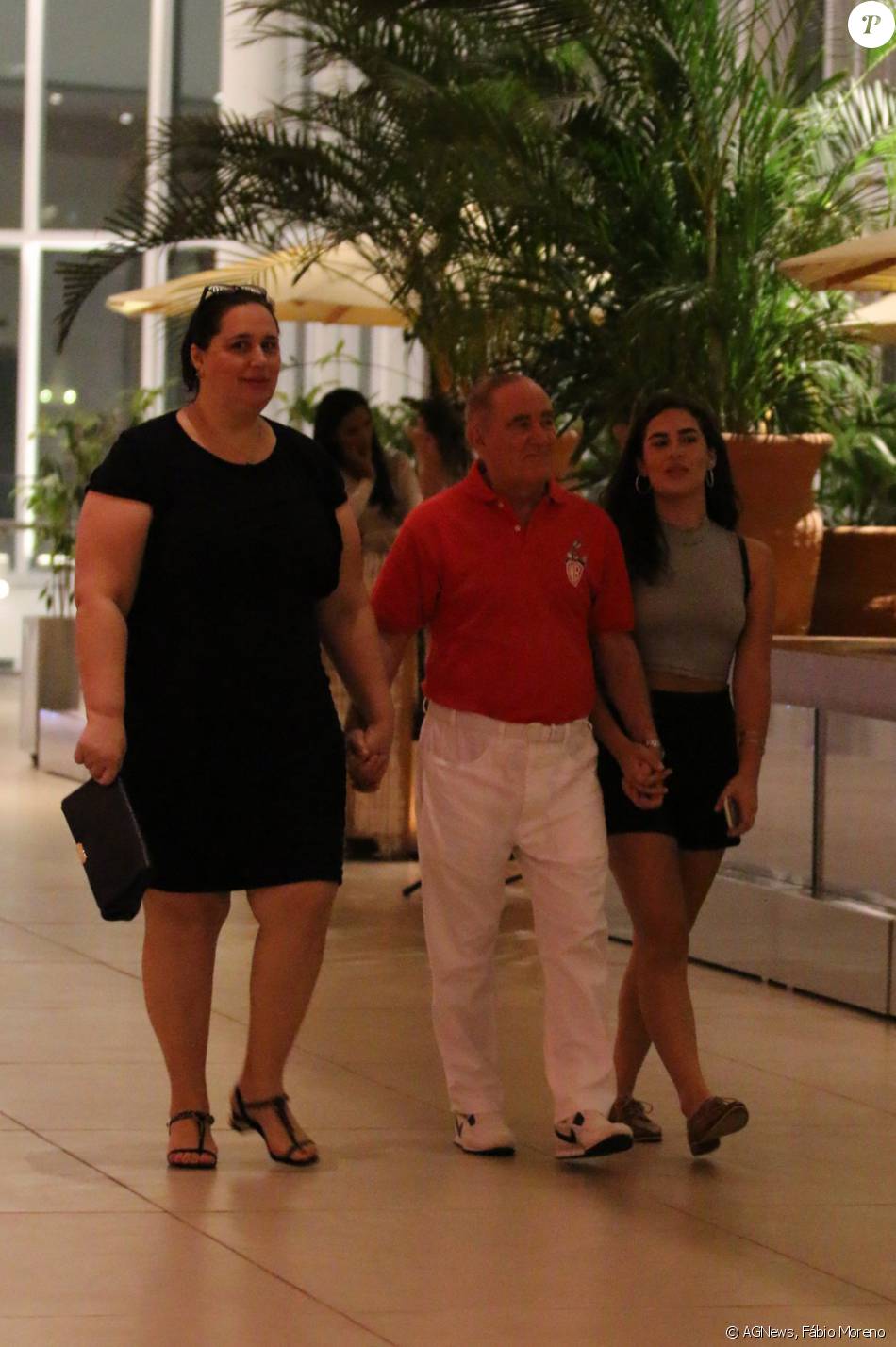 Lívian Aragão chegou para jantar com a mãe, Lílian Taranto, e o pai ...