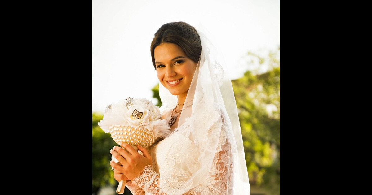 Bruna Marquezine posa vestida de noiva para foto oficial de 'Em Família ...