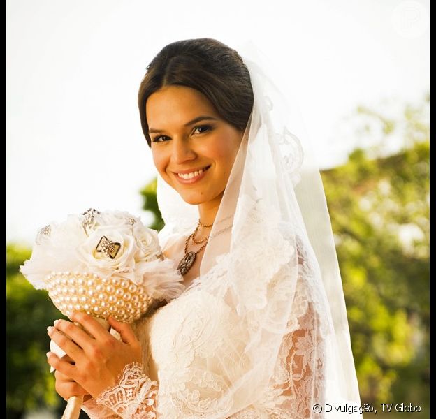 Bruna Marquezine posa vestida de noiva para foto oficial de 'Em Família ...