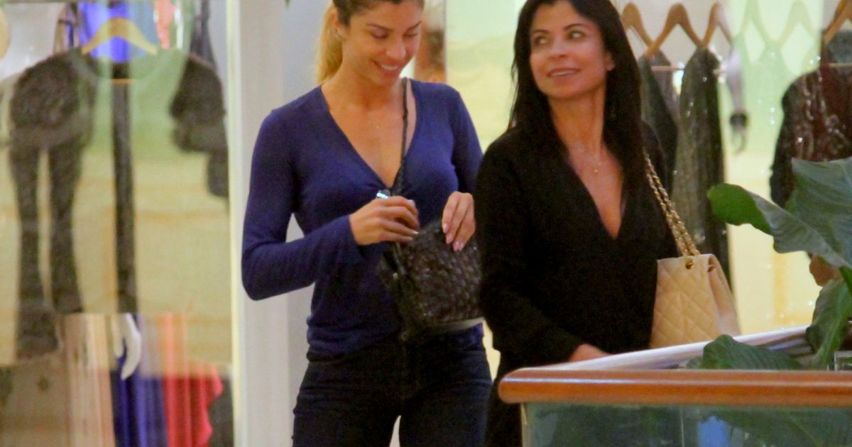 A atriz encontrou a amiga Anna Lima no local - Purepeople