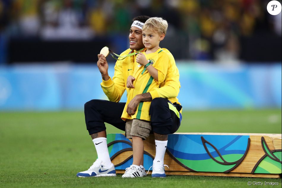 Neymar posa com o filho, Davi Lucca, de 5 anos, na banheira: 'Meu bebê ...