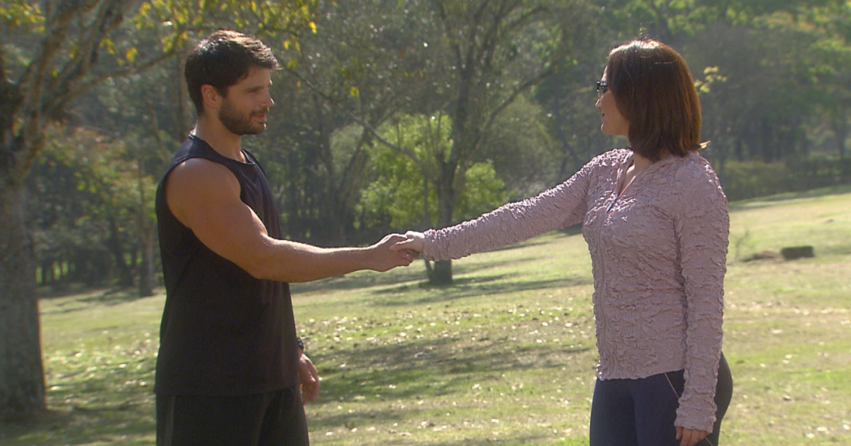 Paola (Maria Pinna) tenta se aproximar de Otávio (Duda Nagle) durante ...