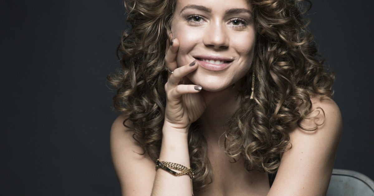 Leandra Leal, a Kellen de 'Justiça', mostra lado sexy ao dançar em ...