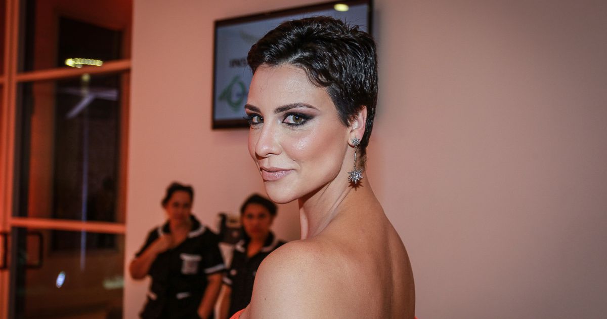 Camila Rodrigues agitou as redes sociais após publicar uma foto ao lado ...