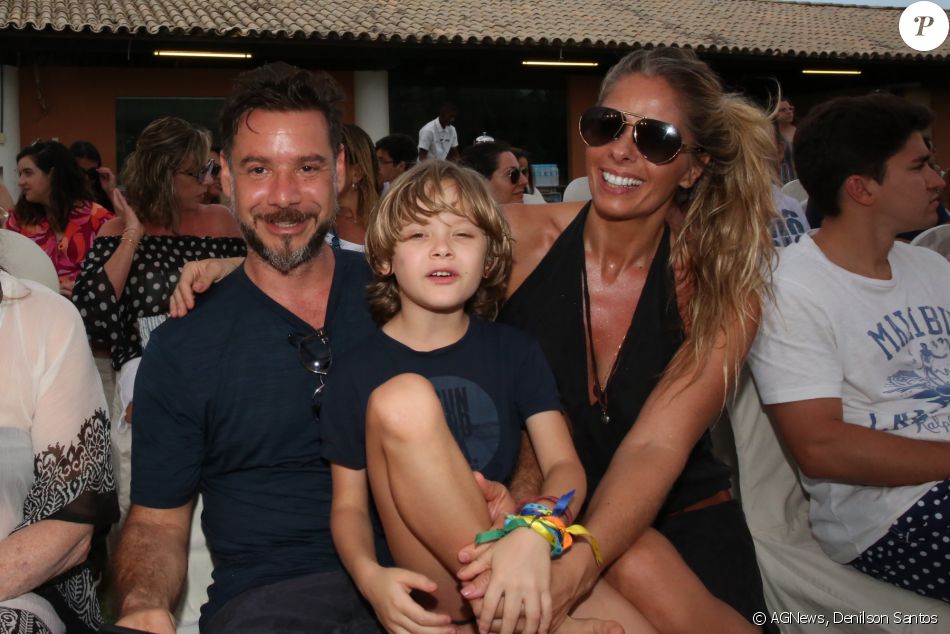 Adriane Galisteu posa com o filho, Vittorio, no desfile da grife Iodice ...