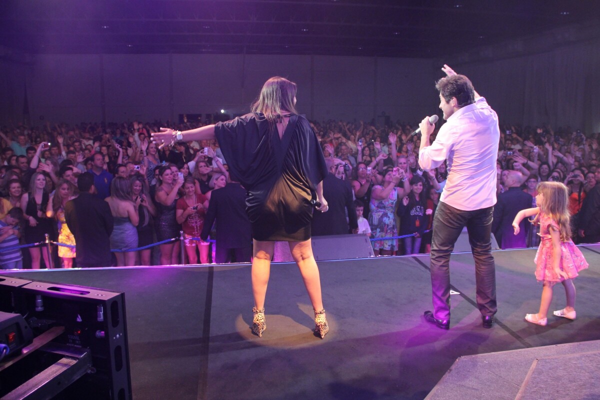 Foto: Daniel dança com a filha Lara e com fã no palco - Purepeople