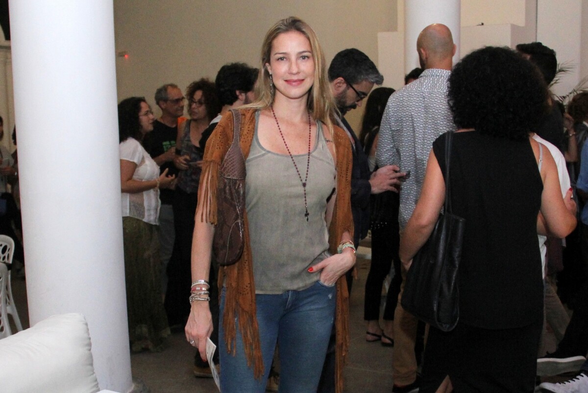 Foto: Luana Piovani posa na Casa de Cultura Laura Alvim, no Rio, nesta ...