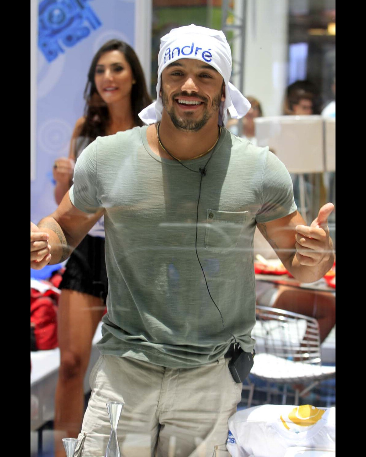 Foto: O participante André faz graça com o público, tentando garantir ...