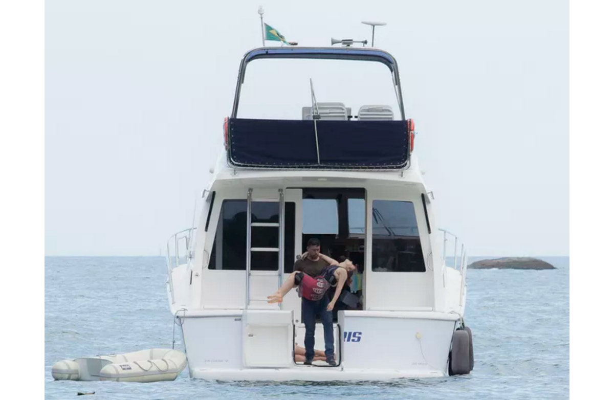 Foto: Fininho (Hugo Resende) aproveitou que Isabela (Alice Wegmann ...