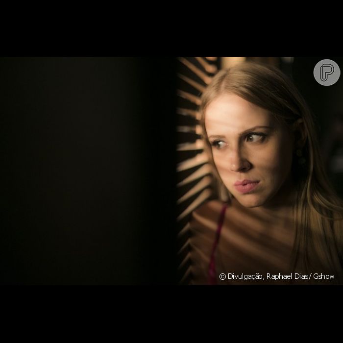 Jéssica (Marcella Rica) escuta Tião (José Mayer) falar ao telefone ...